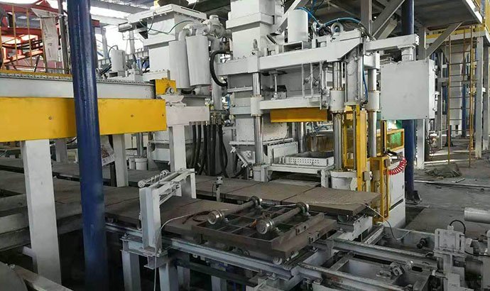 Flaskless molding machine